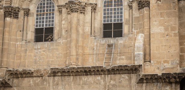 Waarom deze ladder al bijna 300 jaar op dezelfde plek staat ...